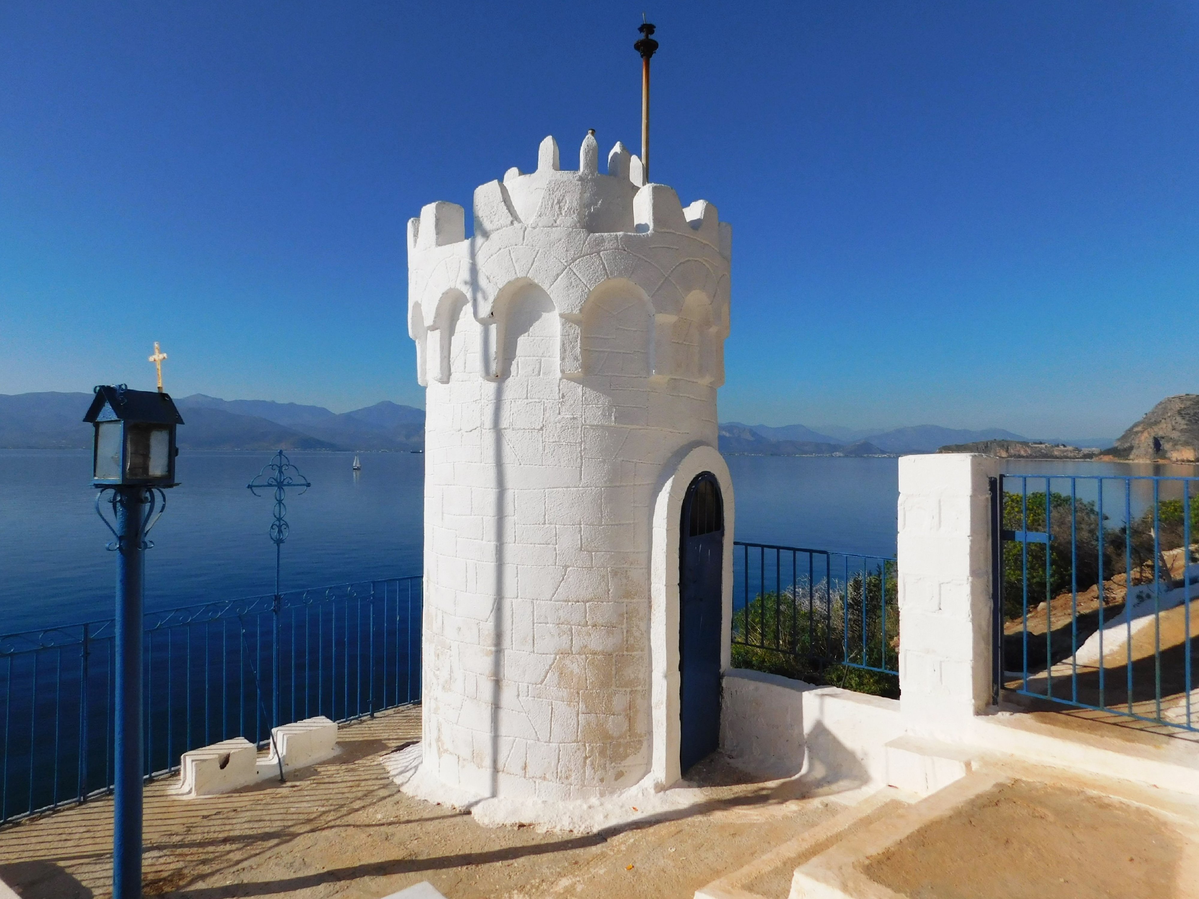 Τα γραφικά ξωκλήσια της Καραθώνας στο Ναύπλιο